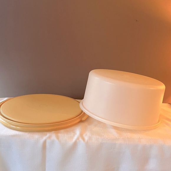 Tupperware | Kitchen | Vintage Tupperware Round Cake Carrier 2 Pc ...